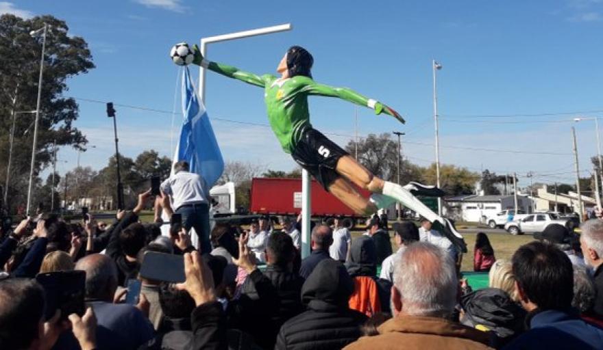 Fillol fue homenajeado con una estatua en su pueblo - Semanario de Junín Fillol fue homenajeado con una estatua en su pueblo - Semanario de Junín